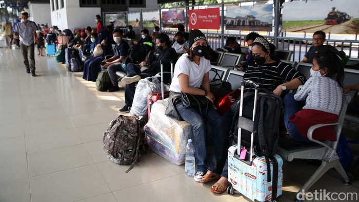 Terkini! Begini Suasana Arus Mudik di Stasiun Pasar Senen