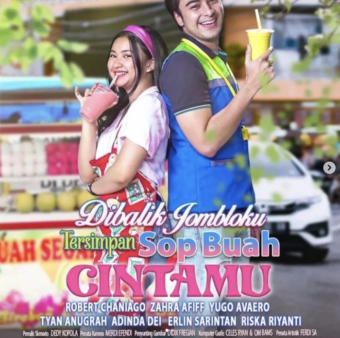 Cantiknya Adinda Azani Saat Ngemil Dessert dan Bersantai di Coffee Shop