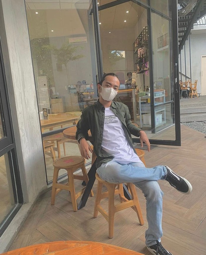Gaya Zinidin Zidan saat Manggung dan Ngopi di Kafe di Yogyakarta