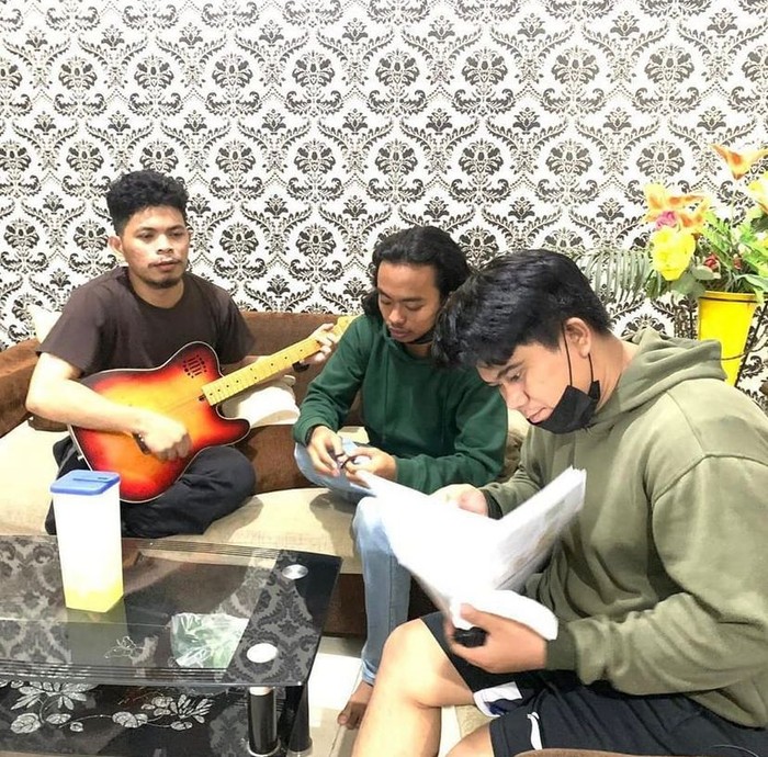 Gaya Zinidin Zidan saat Manggung dan Ngopi di Kafe di Yogyakarta