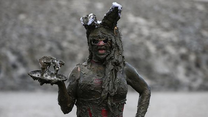 Saat 'Joker' dan 'Batman' Seru-seruan Ikut Balap Lumpur di Inggris