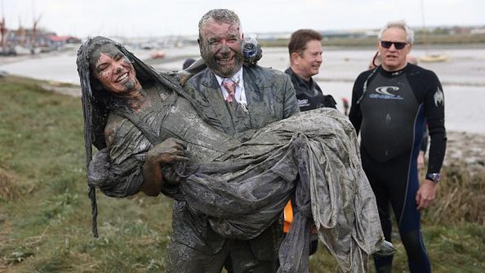 Saat 'Joker' dan 'Batman' Seru-seruan Ikut Balap Lumpur di Inggris
