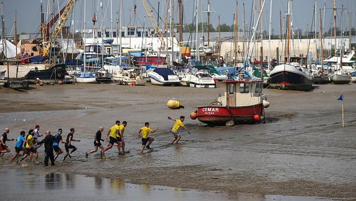 Saat 'Joker' dan 'Batman' Seru-seruan Ikut Balap Lumpur di Inggris