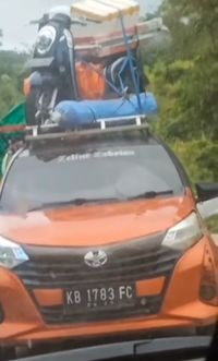 Jangan Nekat Bawa Motor di Atap Mobil Kaya Calya, Pintu Bisa Rusak-Kaca ...