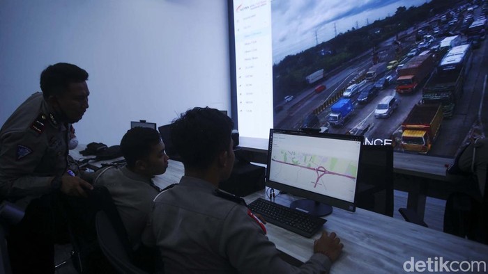 Melihat Kesibukan Pusat Komando Pantau Arus Mudik 2022 Melihat Kesibukan Pusat Komando Pantau Arus Mudik 2022