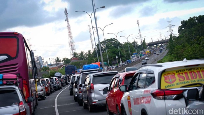 Penampakan Macet Mobil Pemudik di Gerbang Tol Merak