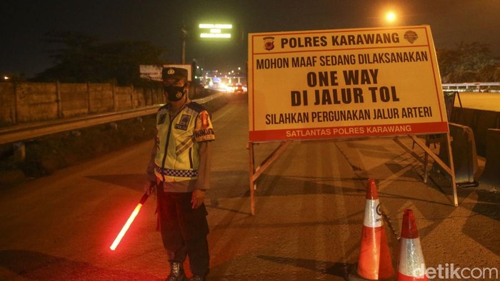 Antrean Kendaraan Mengular Imbas One Way Tol Japek