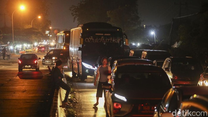 Antrean Kendaraan Mengular Imbas One Way Tol Japek