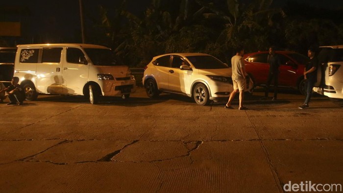 Antrean Kendaraan Mengular Imbas One Way Tol Japek
