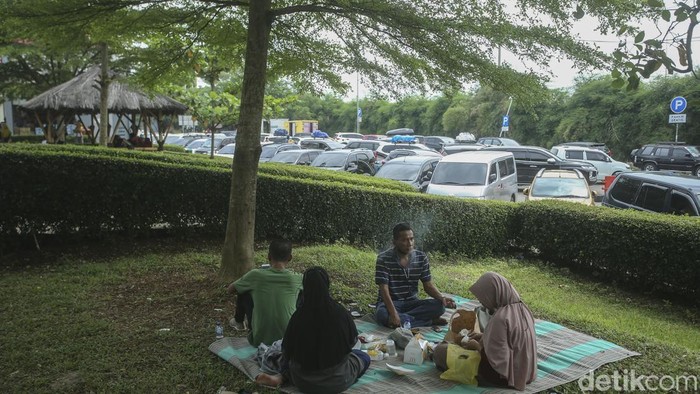 Potret Pemudik Melepas Lelah di Taman Rest Area