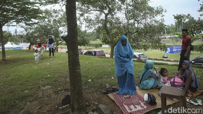 Potret Pemudik Melepas Lelah di Taman Rest Area