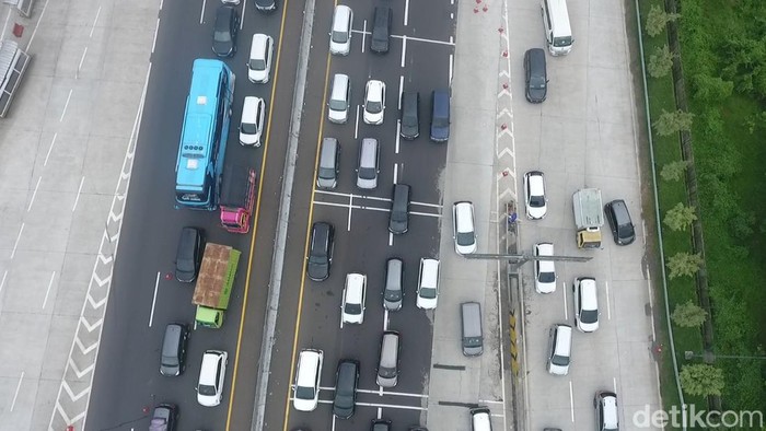 Pantauan Udara di Gerbang Tol Cikampek Utama Jelang Contra Flow