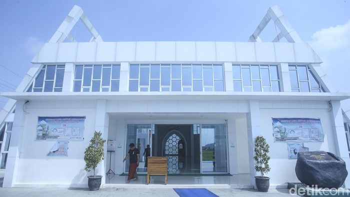 Melihat Masjid Unik di Rest Area Ngawi, Bentuknya Ruku dan Sujud