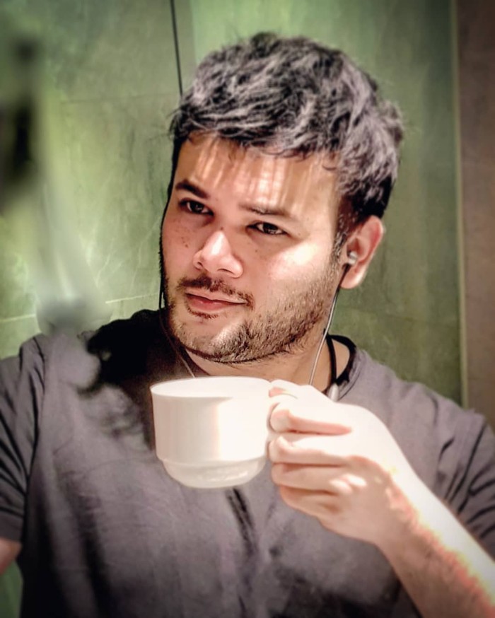 10 Gaya Asyik Ridho Rhoma Saat Ngopi dan Makan Pizza