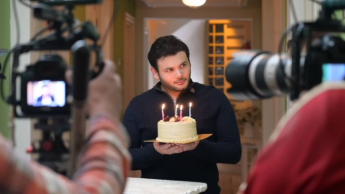 10 Gaya Asyik Ridho Rhoma Saat Ngopi dan Makan Pizza