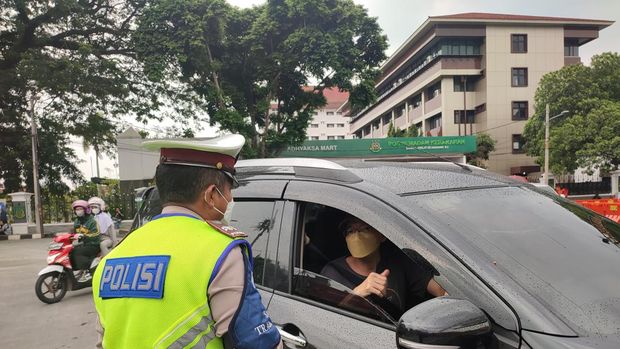 Taman Margasatwa Ragunan Tutup, Sejumlah Pengunjung Putar Balik Taman Margasatwa Ragunan Tutup, Sejumlah Pengunjung Putar Balik