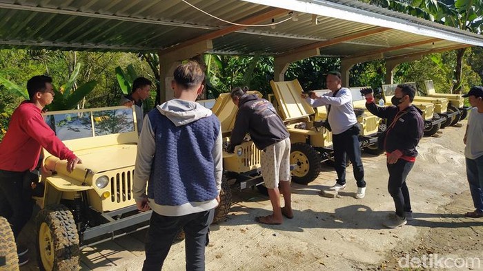 Asyiknya Keliling Naik Mini Jip di Kawasan Tumpeng Menoreh