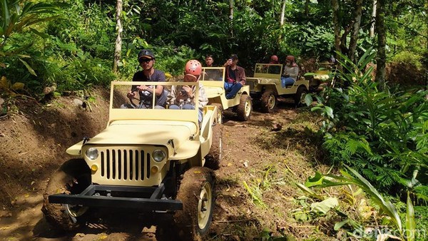 Asyiknya Keliling Naik Mini Jip di Kawasan Tumpeng Menoreh
