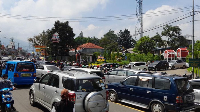 Penampakan Macet di Puncak Saat Libur Lebaran Siang Ini
