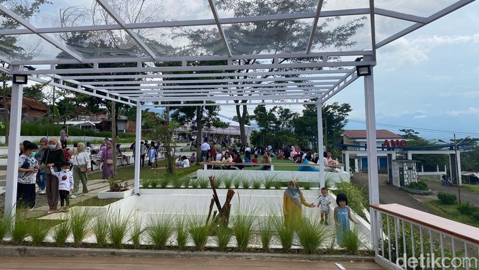 Ngopi Kalem Sambil Nikmati Pemandangan Kota Garut di Kafe Baru ini