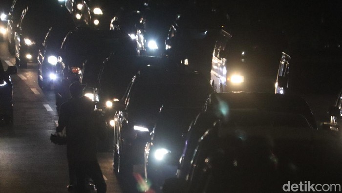 Situasi Lalin di Jalur Nagreg Malam Ini, Padat Merayap