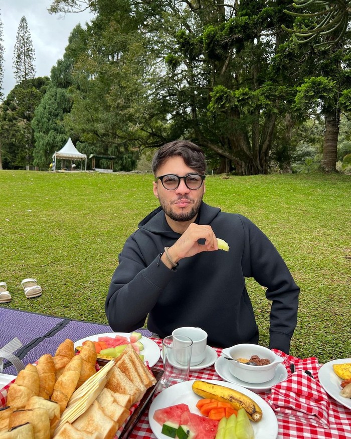 10 Potret Keren Refal Hady 'Wedding Agreement' Saat Kulineran