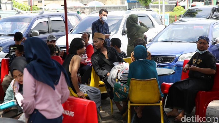 Suasana Rest Area Km 57 A yang Masih Ramai Pemudik
