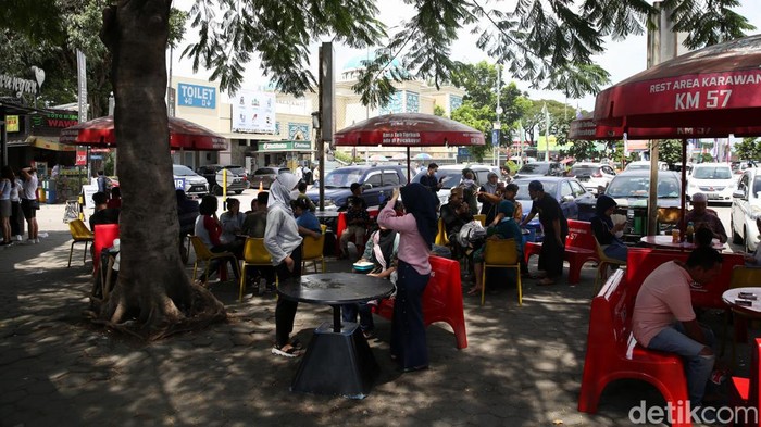 Suasana Rest Area Km 57 A yang Masih Ramai Pemudik