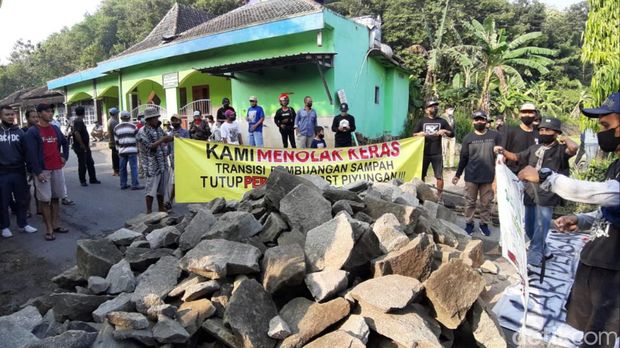 Warga Blokade TPST Piyungan, Keluhkan Limbah-Pertanyakan Perizinan Warga Blokade TPST Piyungan, Keluhkan Limbah-Pertanyakan Perizinan