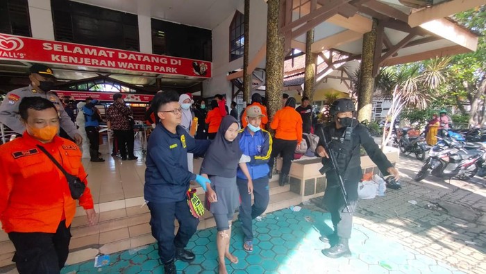 Perosotan Kenpark Kenjeran Ambrol, Polisi Meluncur ke Lokasi Perosotan Kenpark Kenjeran Ambrol, Polisi Meluncur ke Lokasi