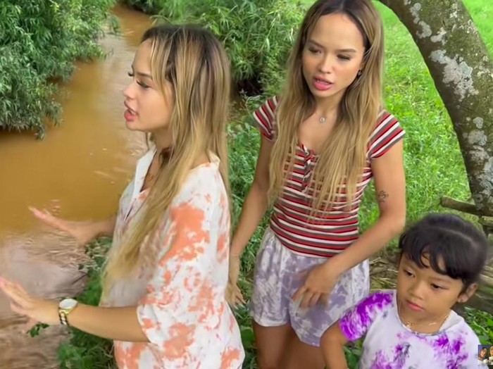 The Connell Twins Mudik ke Subang, Ngobak Cari Tutut di Sawah