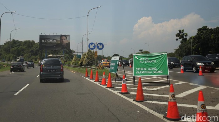 Penampakan Antrean Panjang Kendaraan di Tol Japek Siang Ini