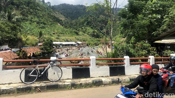 Menikmati Segarnya Air Sungai di Cadas Ngampar Bogor
