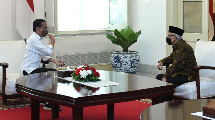 Momen Silaturahmi Jokowi-Ma'ruf Amin di Istana Merdeka Momen Silaturahmi Jokowi-Ma'ruf Amin di Istana Merdeka