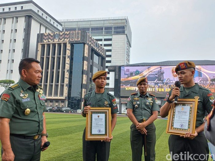 KSAD Beri Penghargaan ke 2 Prajurit Gagalkan 9 Begal di Jaksel KSAD Beri Penghargaan ke 2 Prajurit Gagalkan 9 Begal di Jaksel