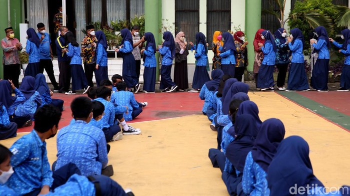 Hari Pertama Sekolah Usai Lebaran, Ini yang Dilakukan Siswa di Bekasi Hari Pertama Sekolah Usai Lebaran, Ini yang Dilakukan Siswa di Bekasi