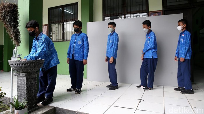 Hari Pertama Sekolah Usai Lebaran, Ini yang Dilakukan Siswa di Bekasi Hari Pertama Sekolah Usai Lebaran, Ini yang Dilakukan Siswa di Bekasi