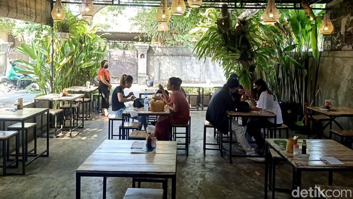 Cobain Khas Bali Nih, Rujak Bulung yang Dicampur Kuah Pindang