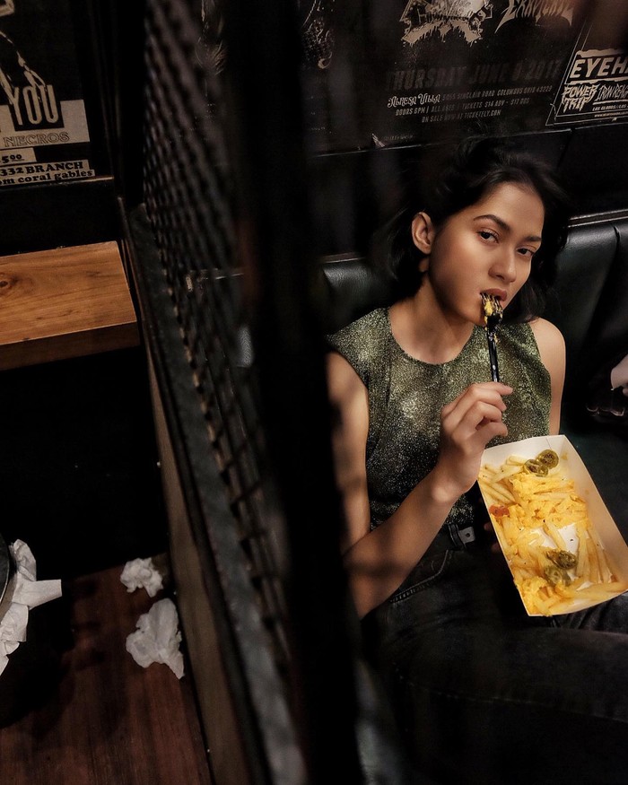 Gaya Modis Aghniny Haque Saat Ngemil Apel dan Kentang Goreng