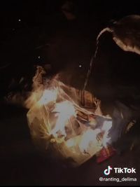 Ranting Bakar Sisa Surat Undangan, Lupakan Pernikahan yang Menyakitkan