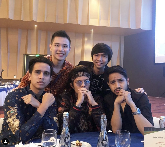 Pose Keren Jess No Limit, Pacar Sisca Kohl Saat Nikmati Kopi