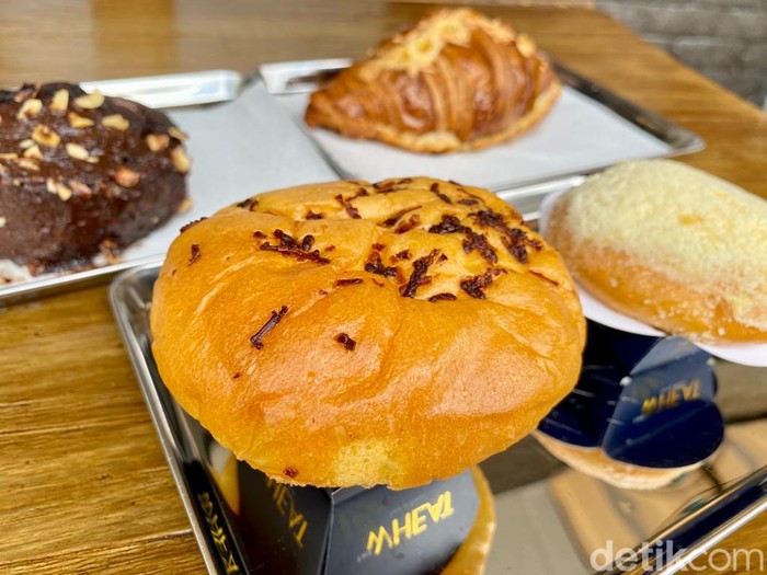 Lagi Hits! Bakery Ini Punya Croissant Jasuke dan Roti Bloeder Enak