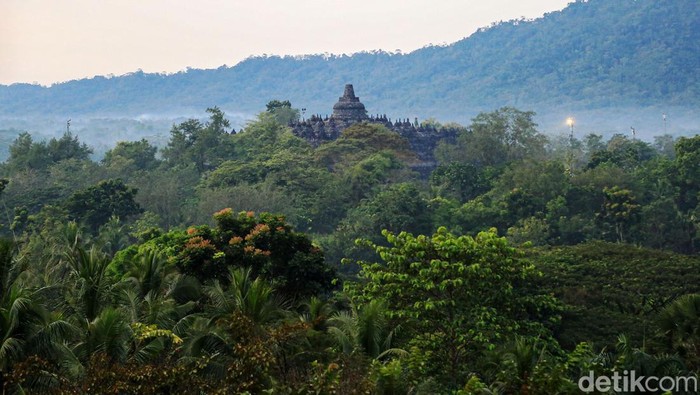 Menikmati Keindahan Candi Borobudur dari Bukit Dagi