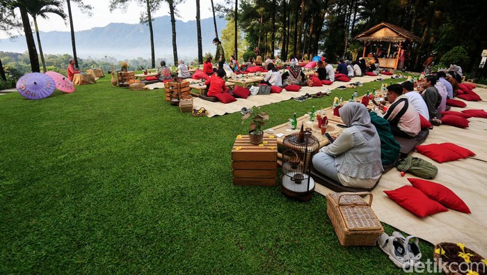Menikmati Keindahan Candi Borobudur dari Bukit Dagi