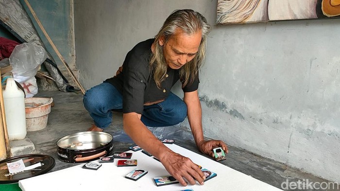 Keren! Pelukis Asal Garut Ini Bikin Karya Mini Pakai Pisau