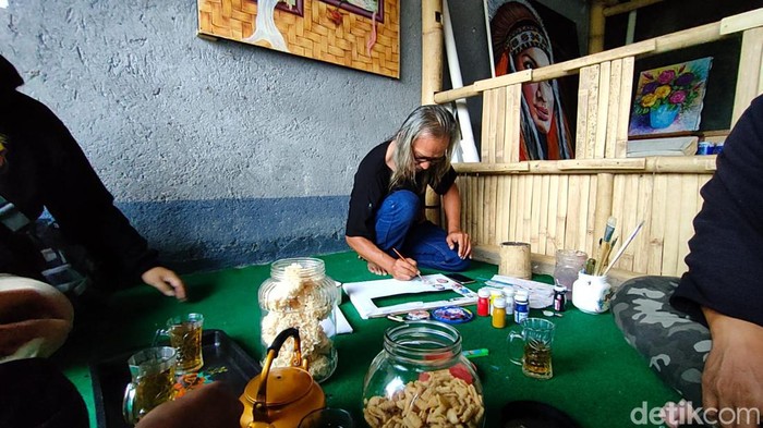 Keren! Pelukis Asal Garut Ini Bikin Karya Mini Pakai Pisau