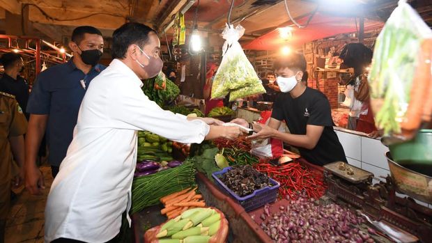 Momen Jokowi dan Pedagang Sayur Tawar Menawar di Pasar Momen Jokowi dan Pedagang Sayur Tawar Menawar di Pasar