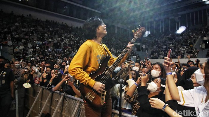 Nyanyi 12 Lagu, Barasuara Tampil Energik di Allo Bank Fest