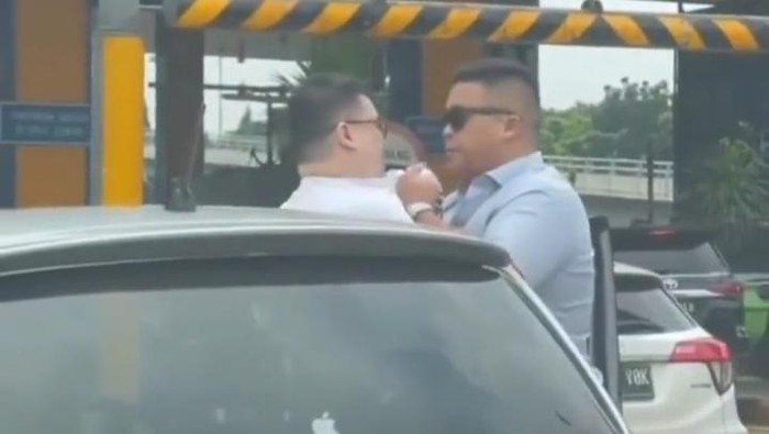 Viral Pengemudi Pajero Cekcok dan Diduga Tampar Pria di Tol, Polisi ... Viral Pengemudi Pajero Cekcok dan Diduga Tampar Pria di Tol, Polisi ...