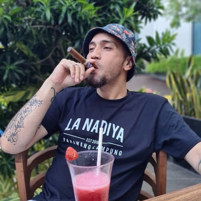 Gary Iskak Saat Nongkrong di Kafe dan Jajan Kaki Lima